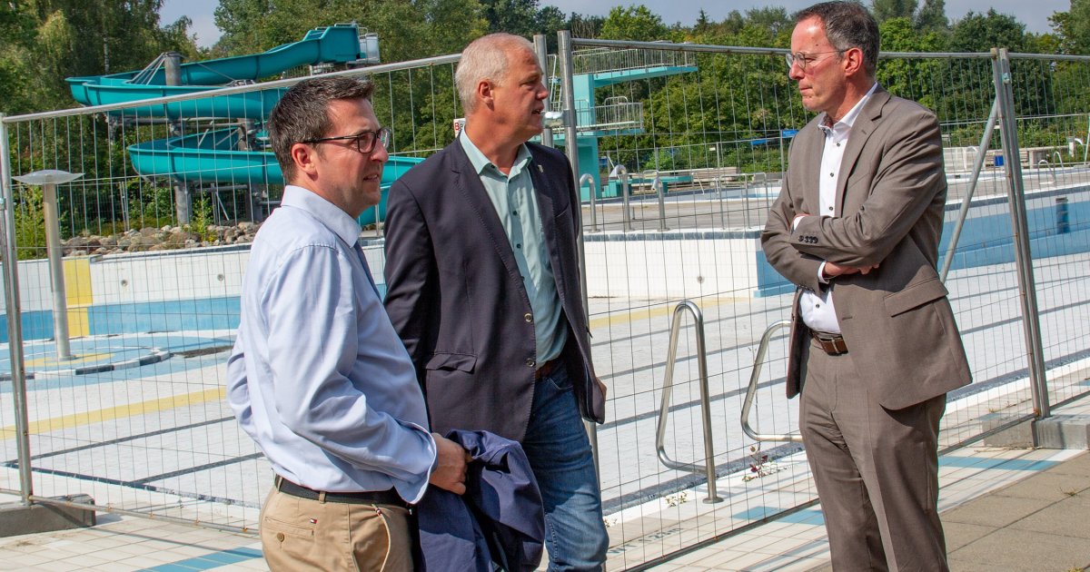 Innenminister besichtigt das Freizeitbad AZUR | Startseite