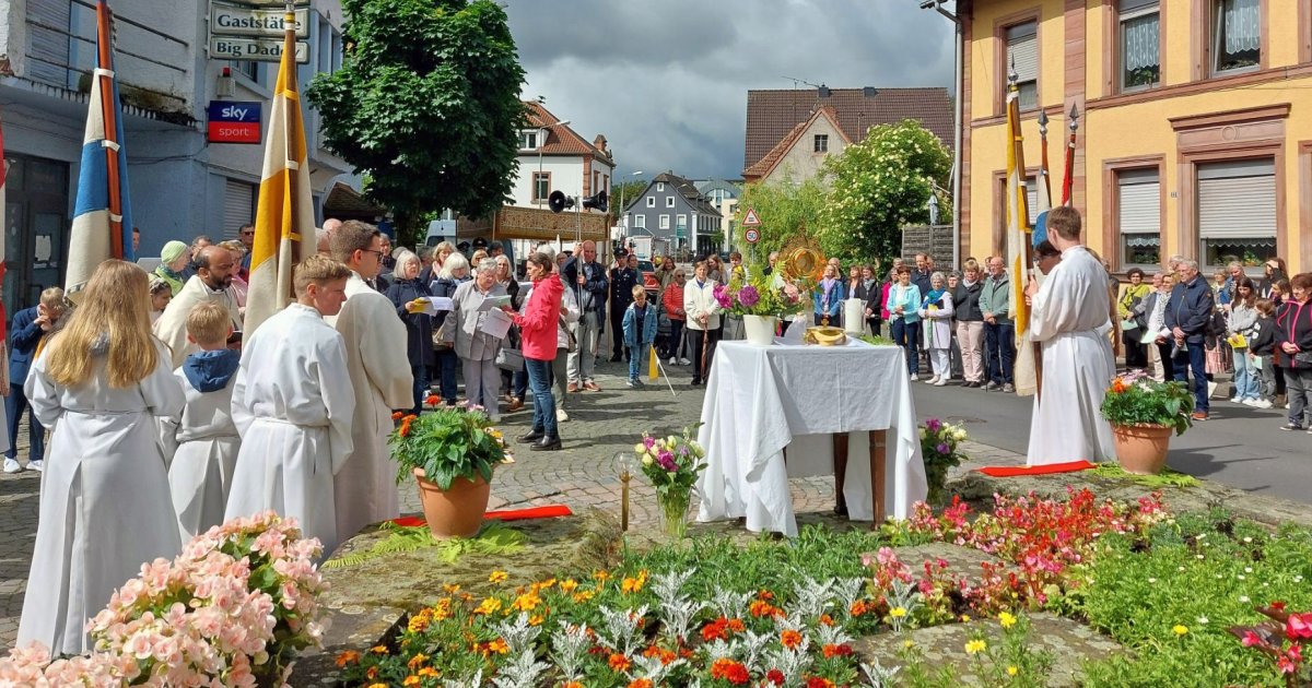 Katholiken feiern das Fronleichnamsfest in Ramstein | Startseite